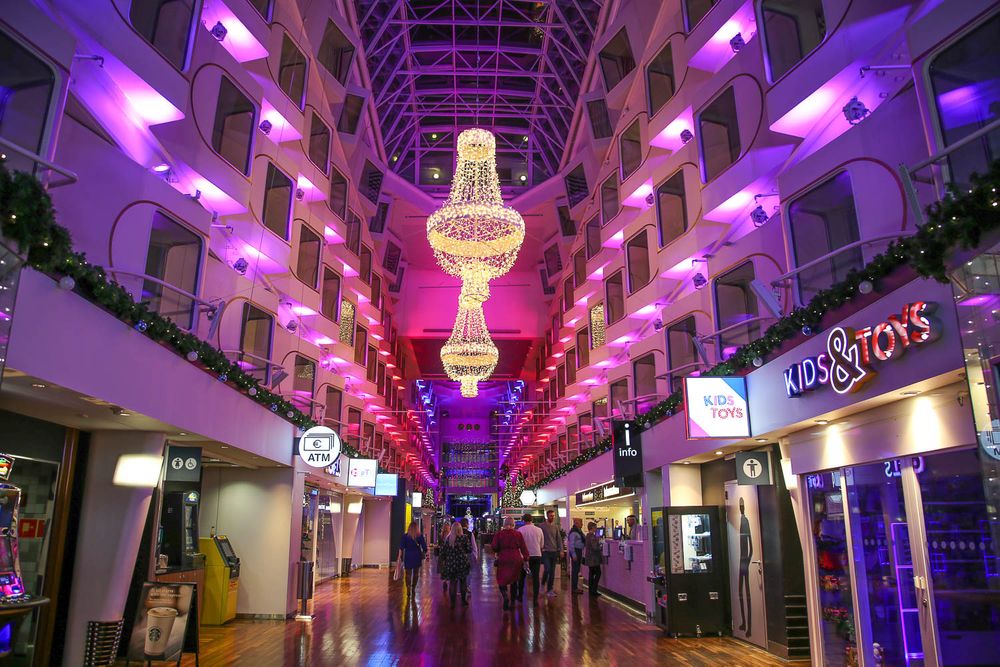 M/S Gabriella vai Silja Serenade? Vertailussa joulubuffat, hytit ja viihde